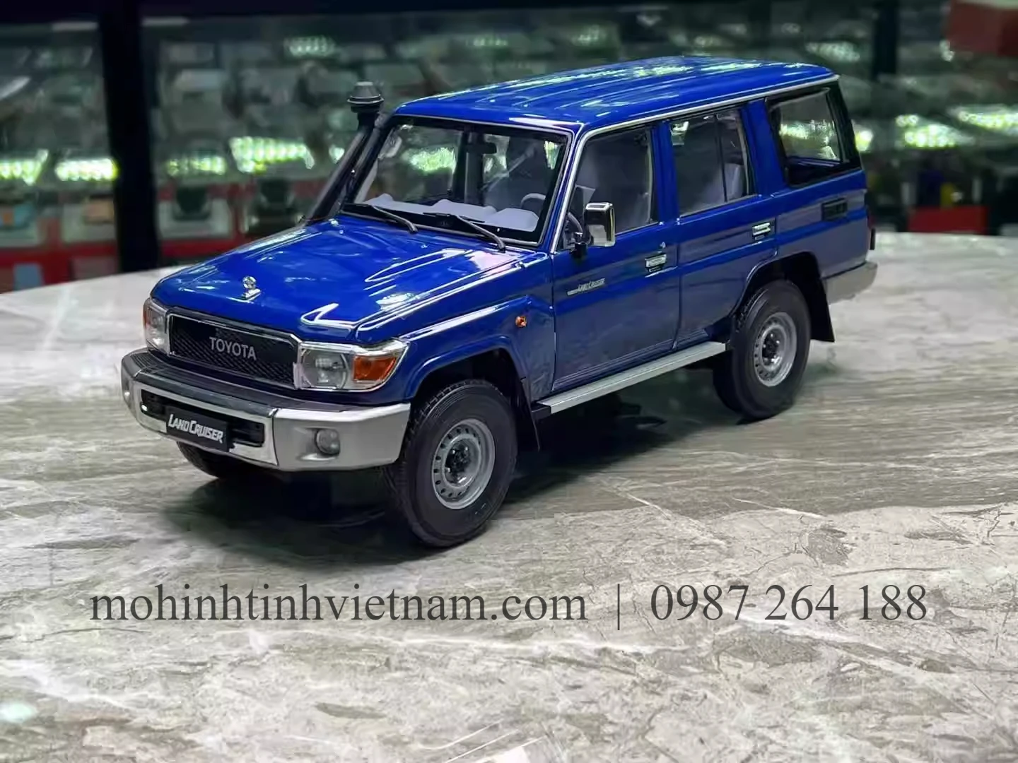 MÔ HÌNH Ô TÔ TOYOTA LAND CRUISER LC76 (XANH) 1:18 ALMOST REAL