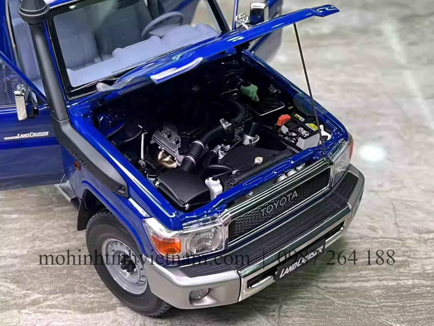 MÔ HÌNH Ô TÔ TOYOTA LAND CRUISER LC76 (XANH) 1:18 ALMOST REAL